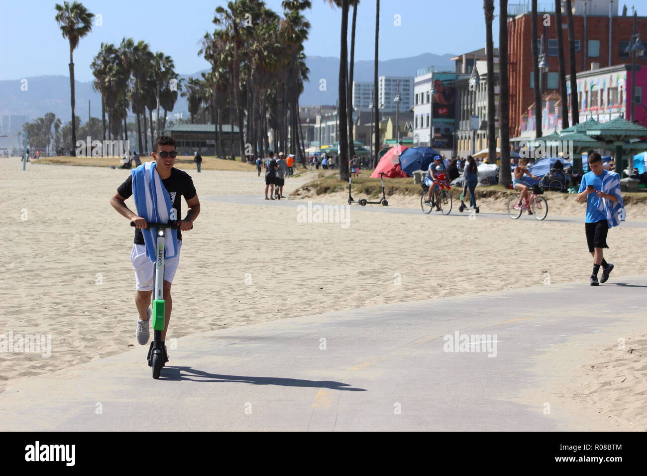Shoulder rides hi-res stock photography and images - Alamy