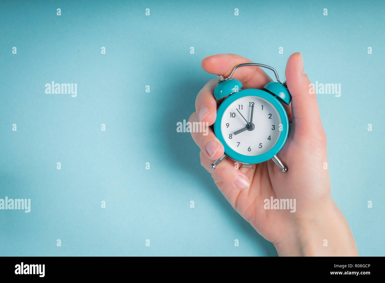 Hand holding clock hi-res stock photography and images - Alamy