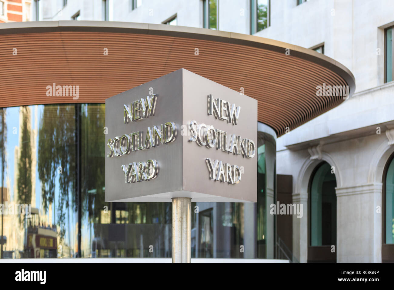 New Scotland Yard revolving sign, building exterior Scotland Yard ...