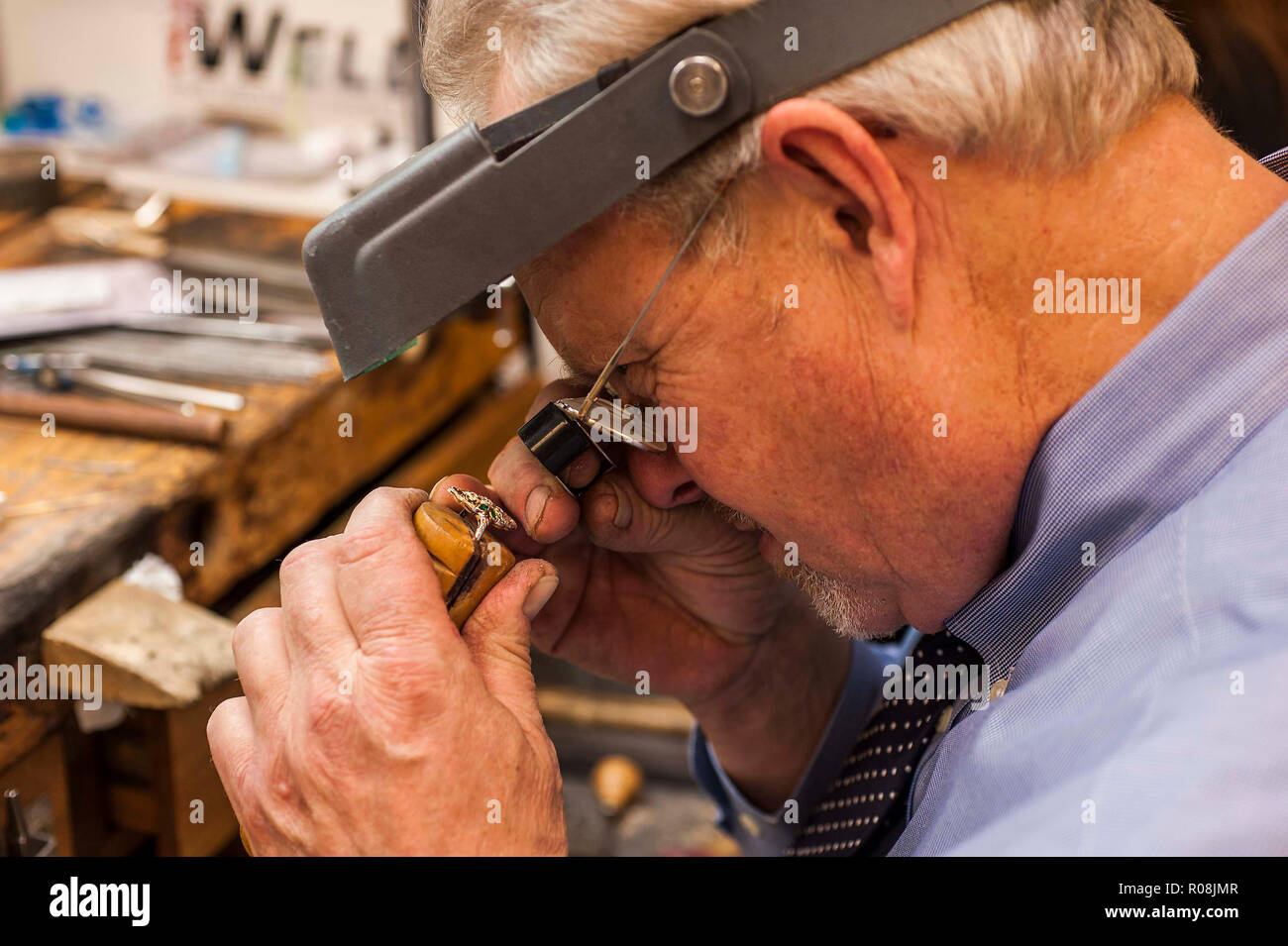 experienced Craftsman Jeweler at work in workshop Stock Photo - Alamy