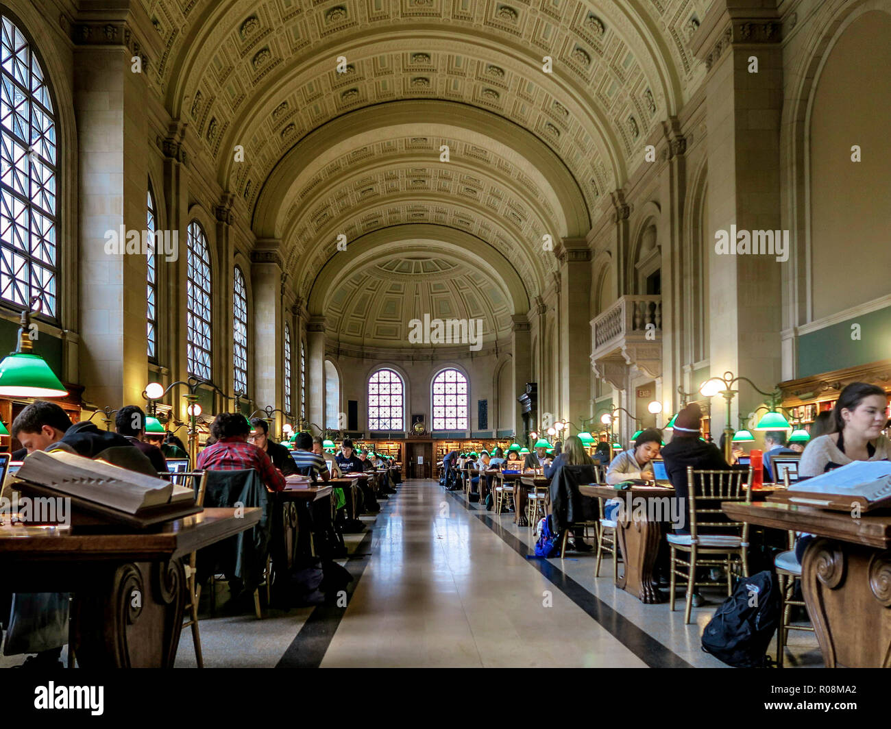Students studying modern sculpture hi-res stock photography and images ...