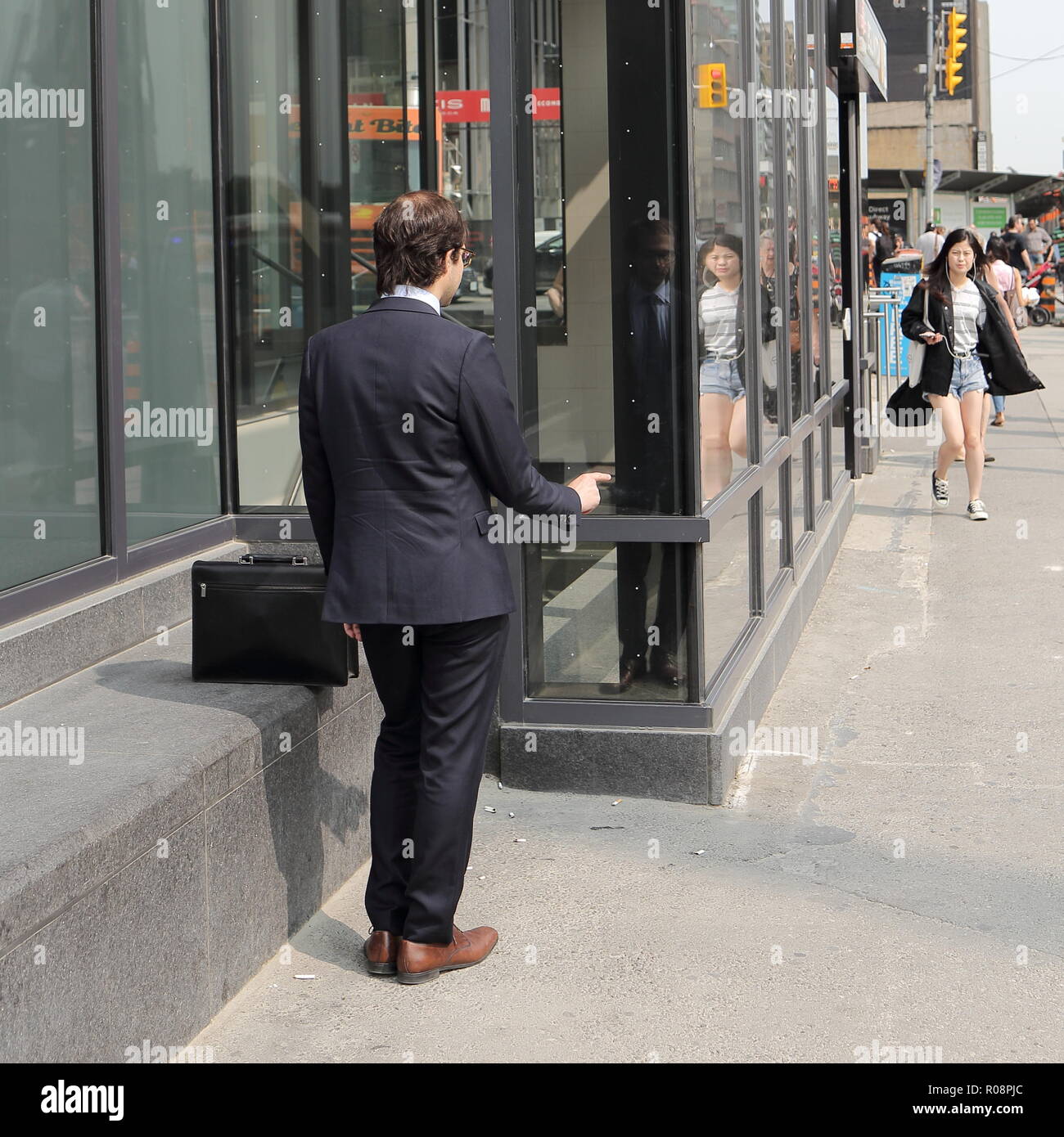 Smoking break hi-res stock photography and images - Alamy