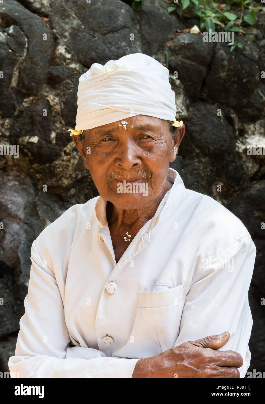 Balinese traditional clothing man hi-res stock photography and images ...