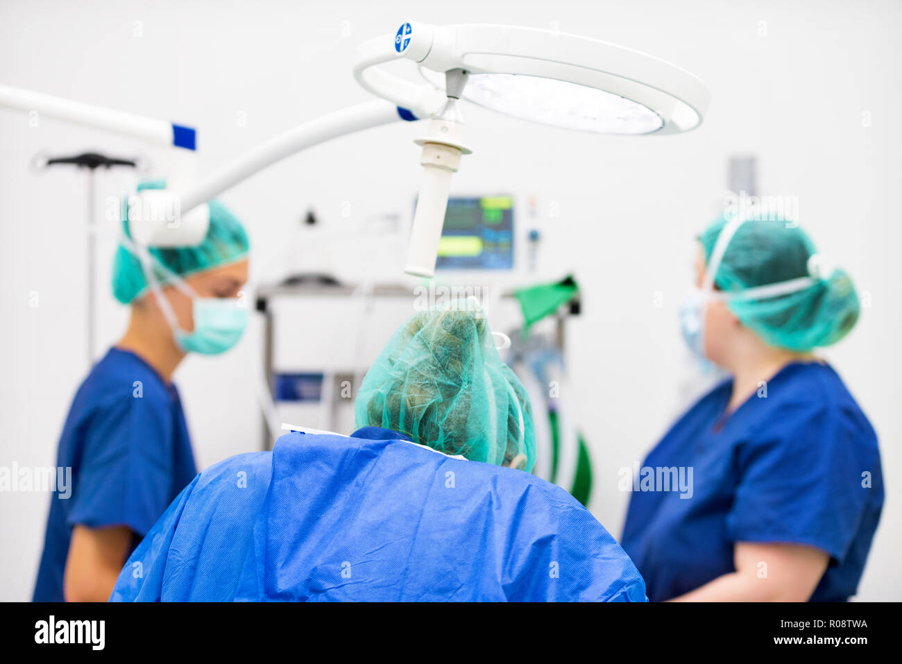 Surgery team operating Stock Photo - Alamy