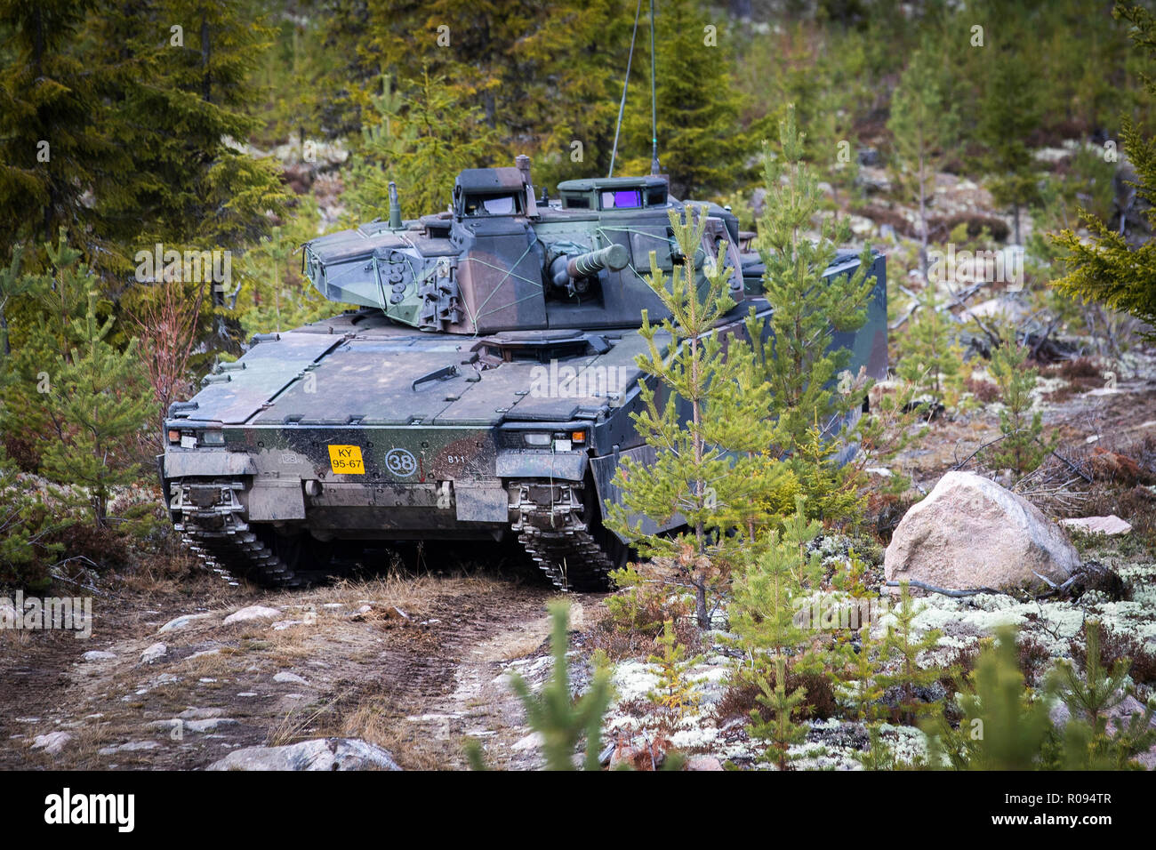 Rena - Dutch soldiers of the 45 Pantserinnfantriebatalijon train with ...
