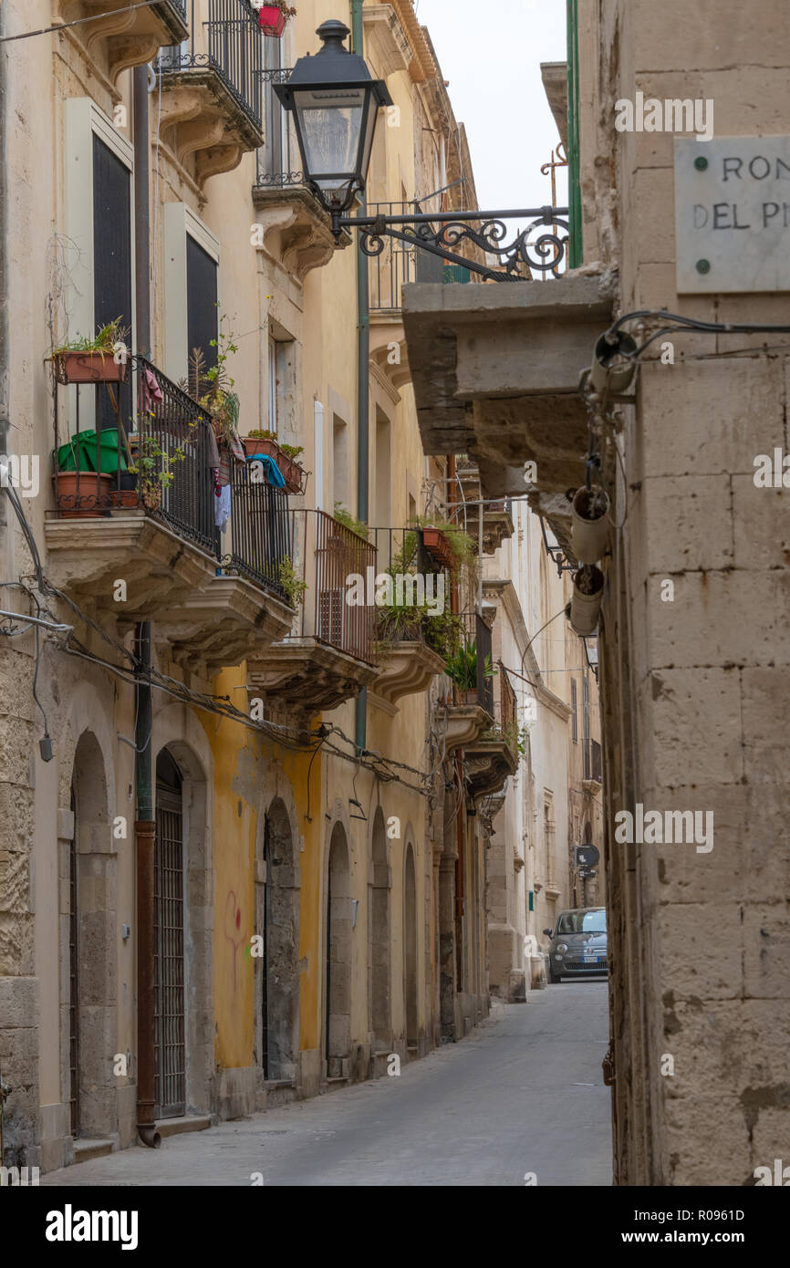 Sicily street scene hi-res stock photography and images - Alamy
