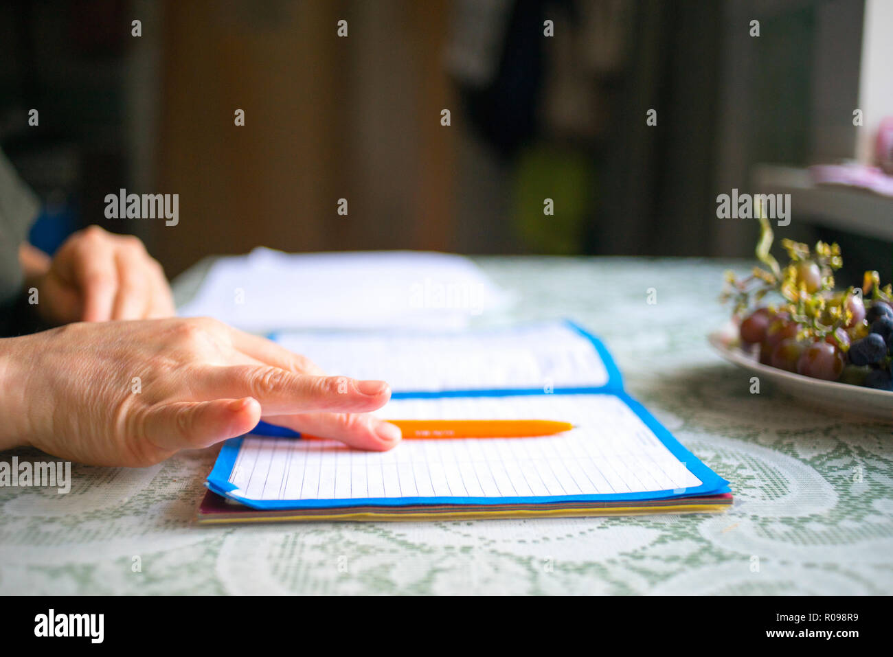Human writing hi-res stock photography and images - Alamy