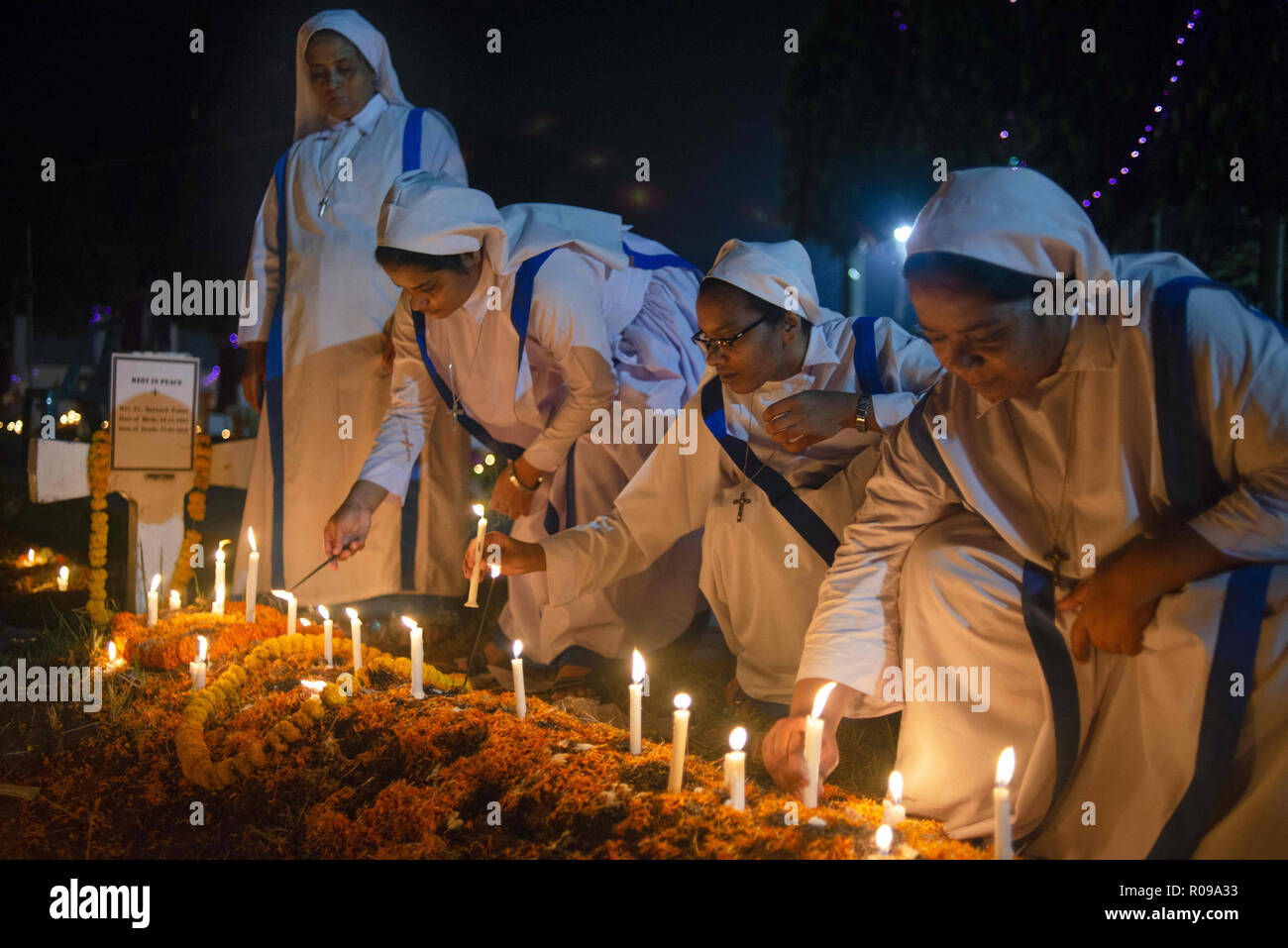 Dhaka, Dhaka, Bangladesh. 2nd Nov, 2018. Sisters are seen lighting up ...