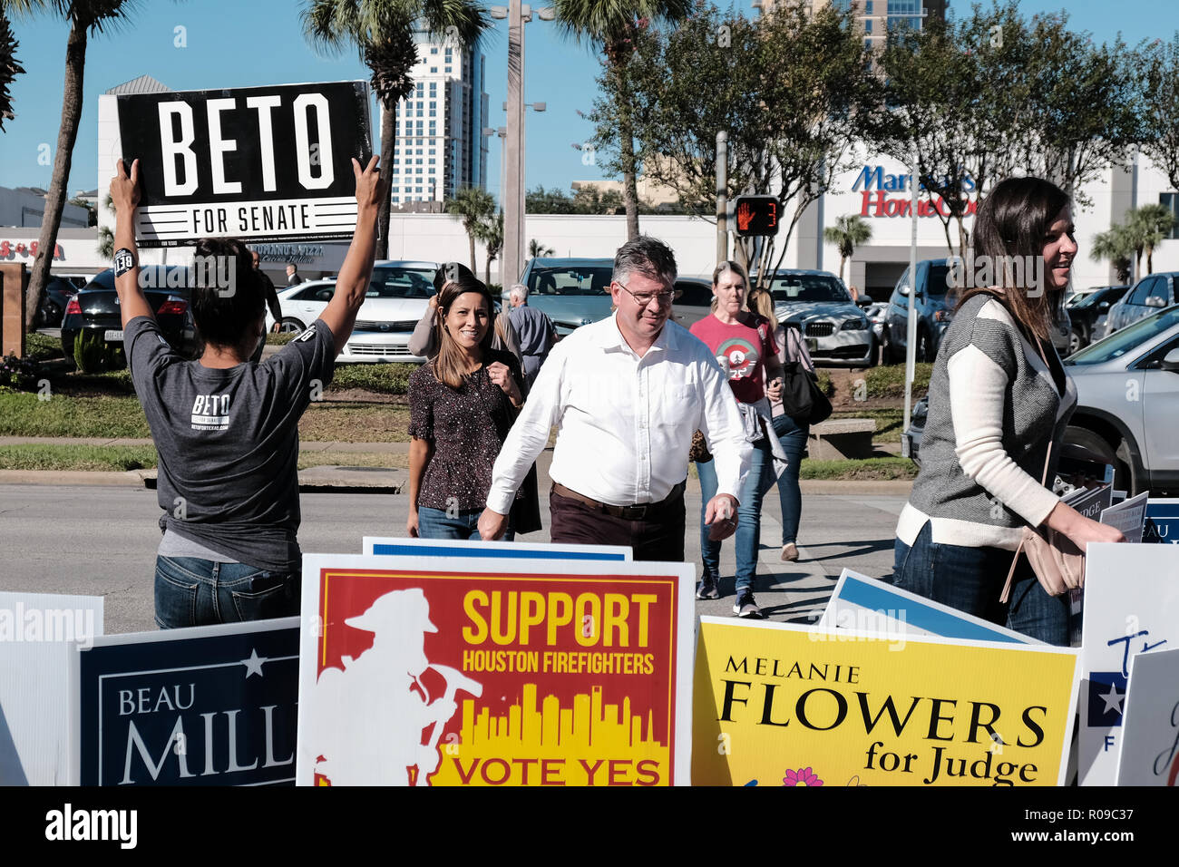 Voting usa 2018 polling station hi-res stock photography and images - Alamy