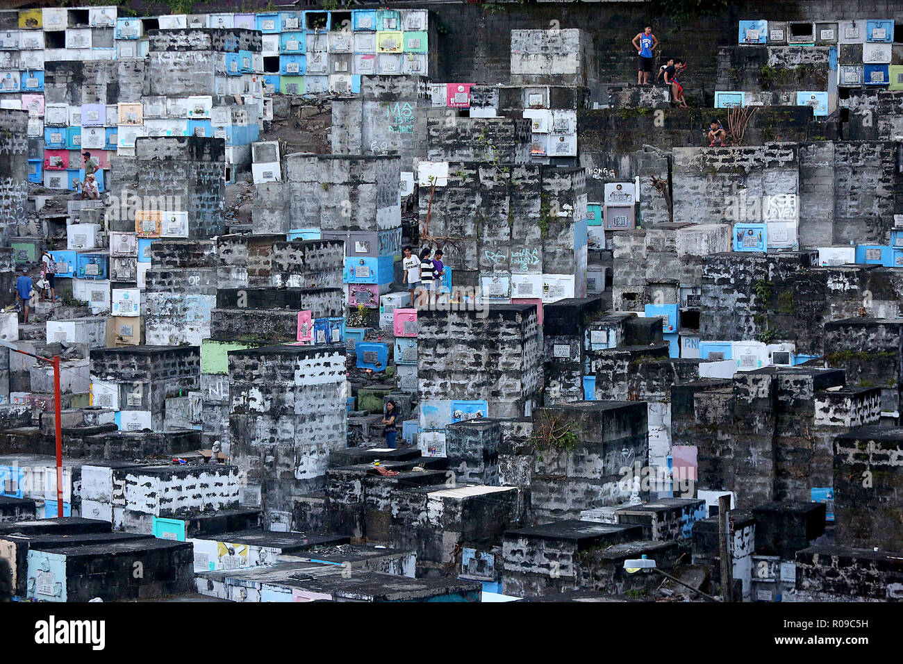 Marikina, Philippines. 2nd Nov, 2018. People visit tombs of their ...