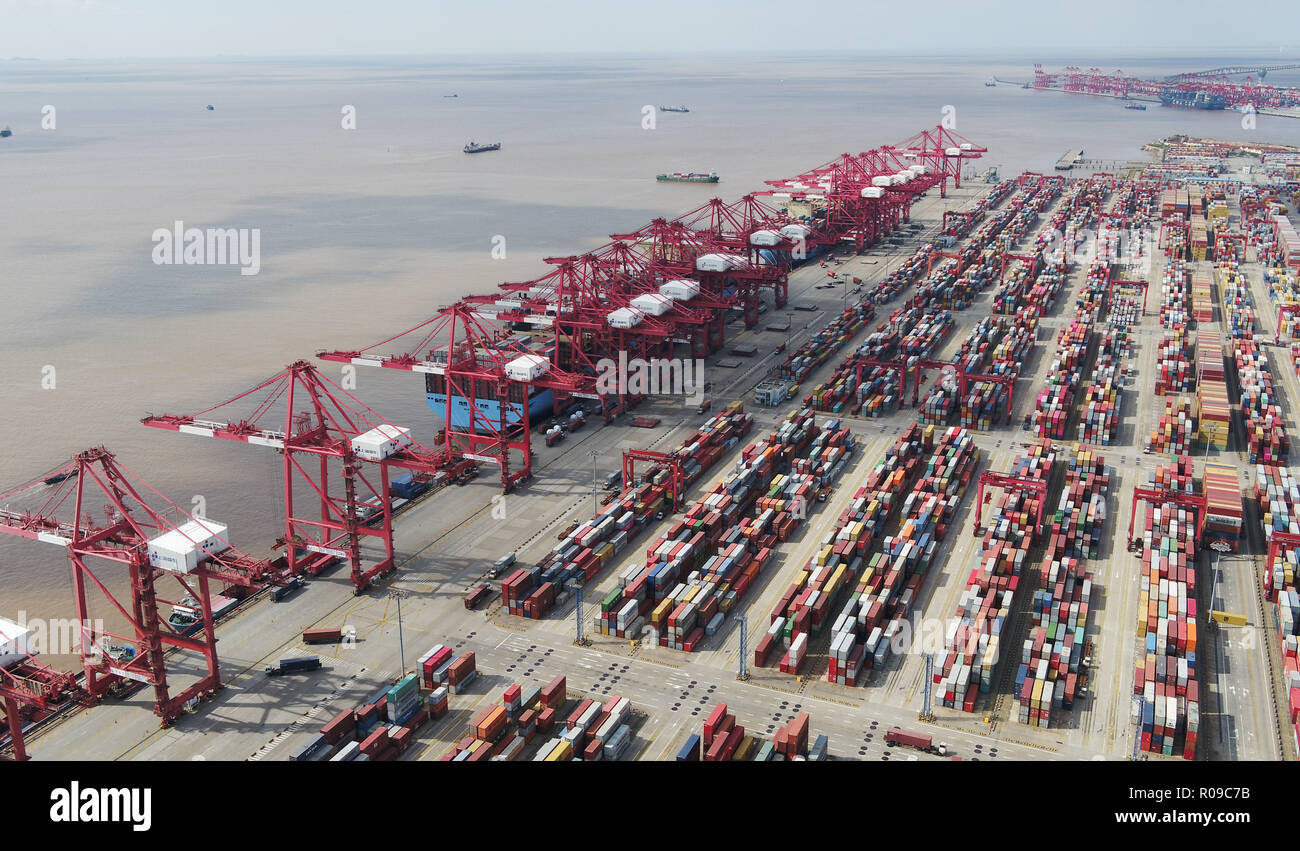 Shanghai container port hi-res stock photography and images - Alamy