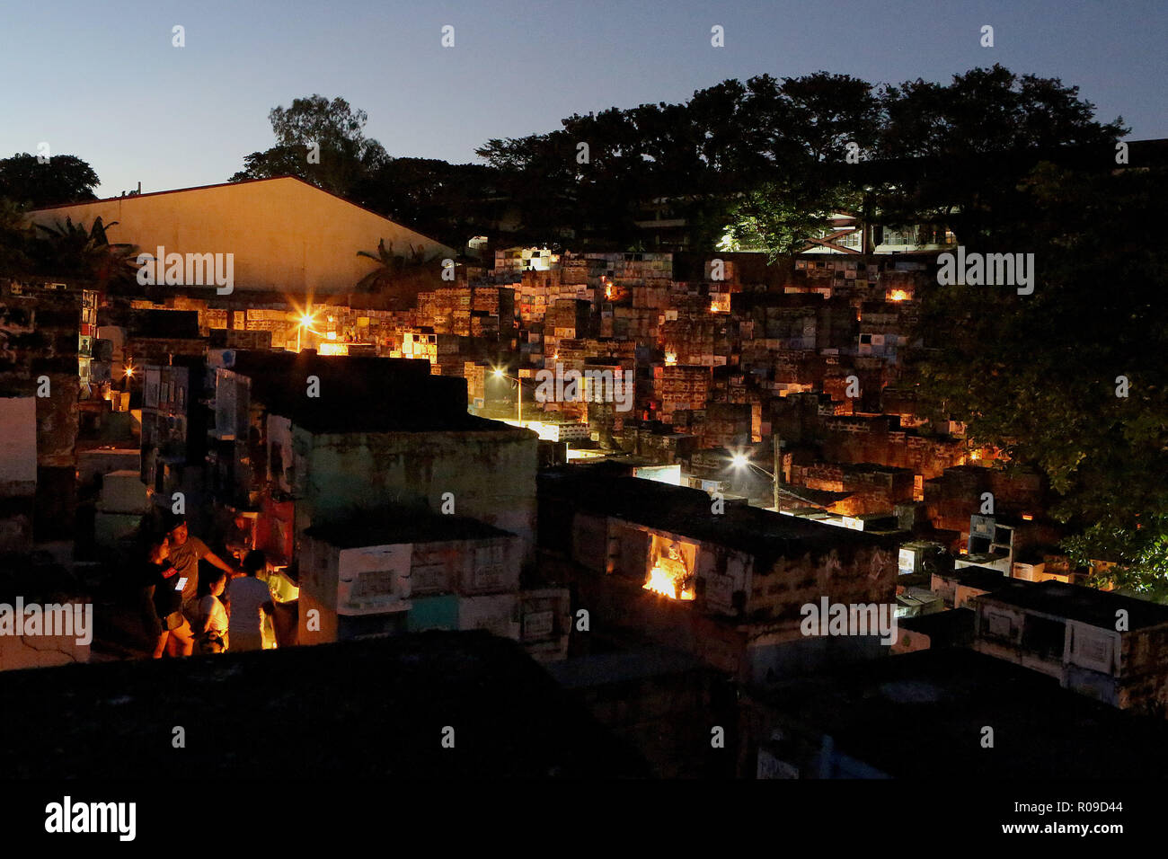 Marikina, Philippines. 2nd Nov, 2018. People visit tombs of their ...
