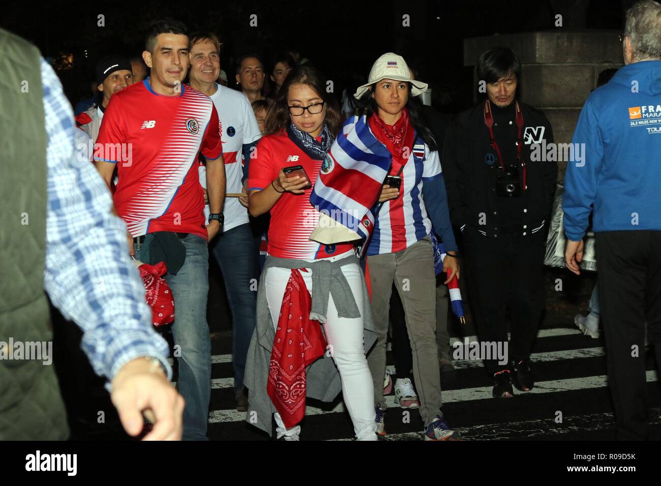 New York, USA. 2nd Nov, 2018. Thousands of marathon fans joined runners ...