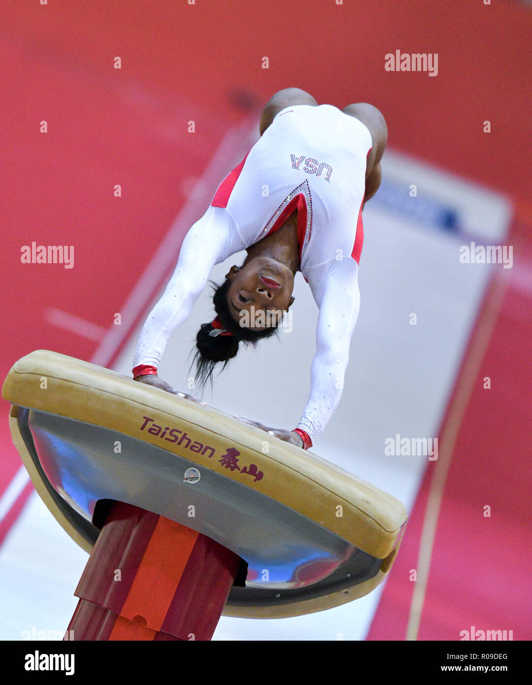 Doha, Qatar. 2nd Nov, 2018. Simone Biles of the United States competes ...