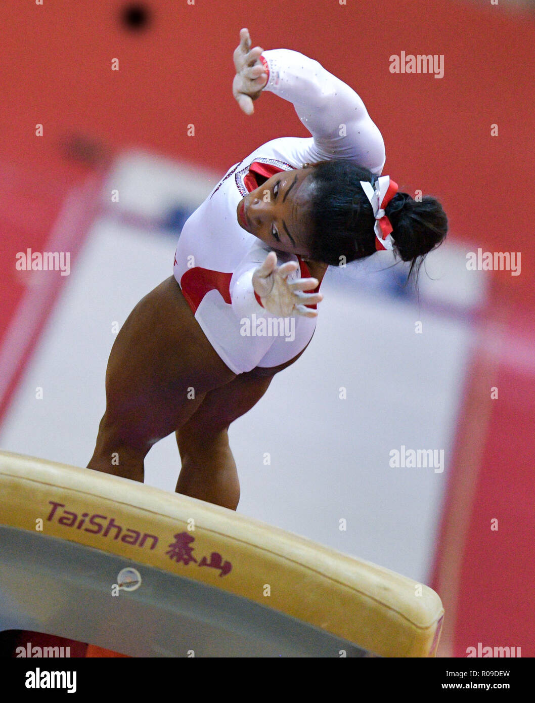 Doha, Qatar. 2nd Nov, 2018. Simone Biles of the United States competes ...