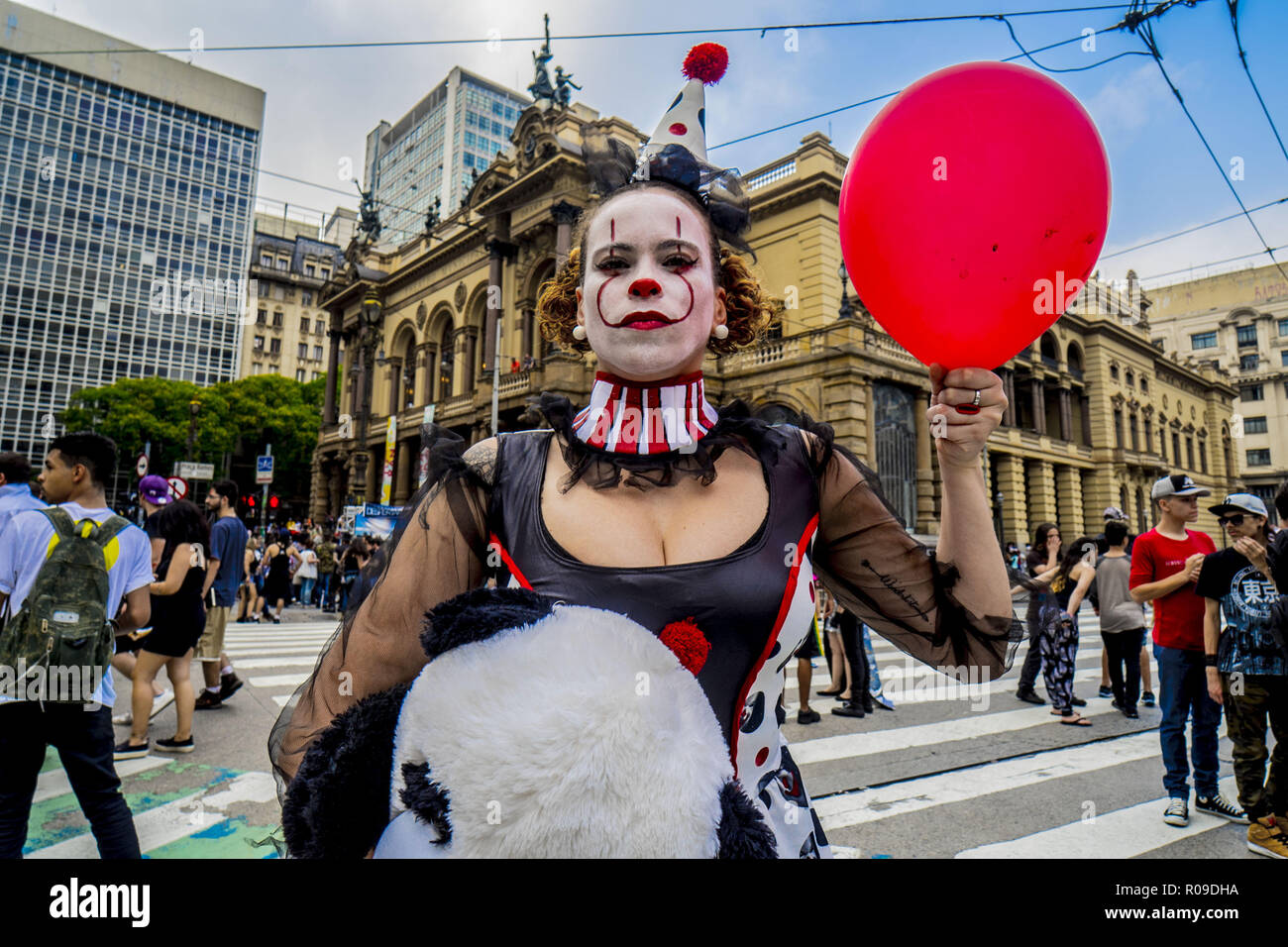 Sao Paulo, Brazil. 2 November 2018. ZOMBIE WALK BRAZIL: People take ...