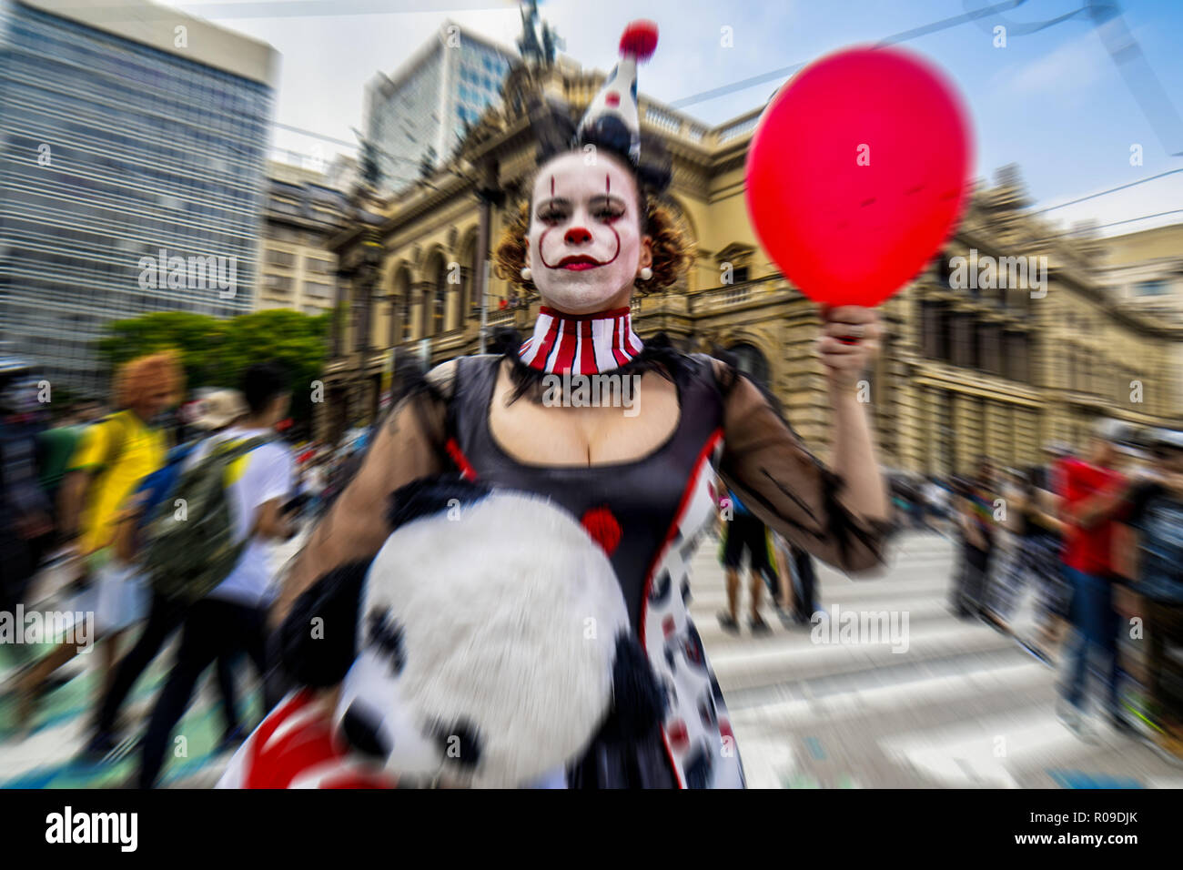 Sao Paulo, Brazil. 2 November 2018. ZOMBIE WALK BRAZIL: People take ...