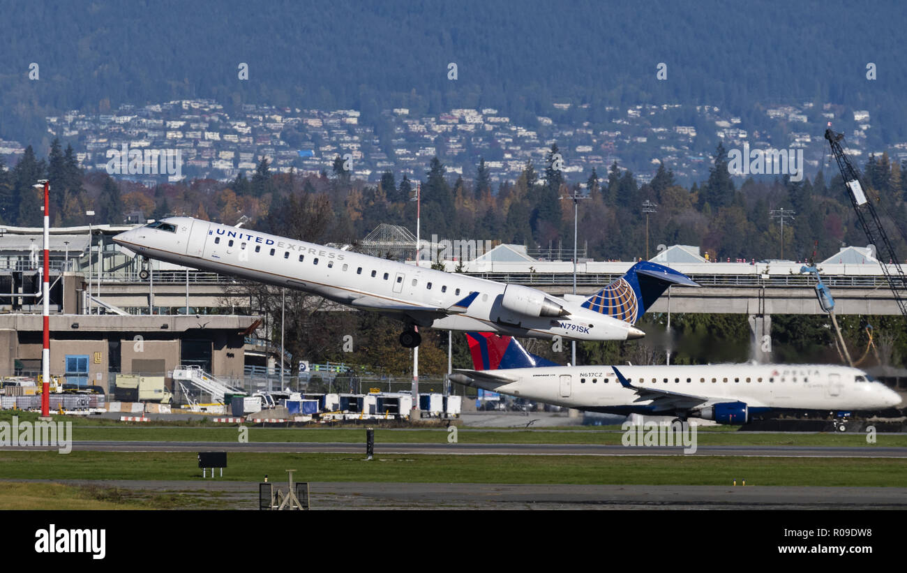 Embraer 175 united airlines hi-res stock photography and images - Alamy