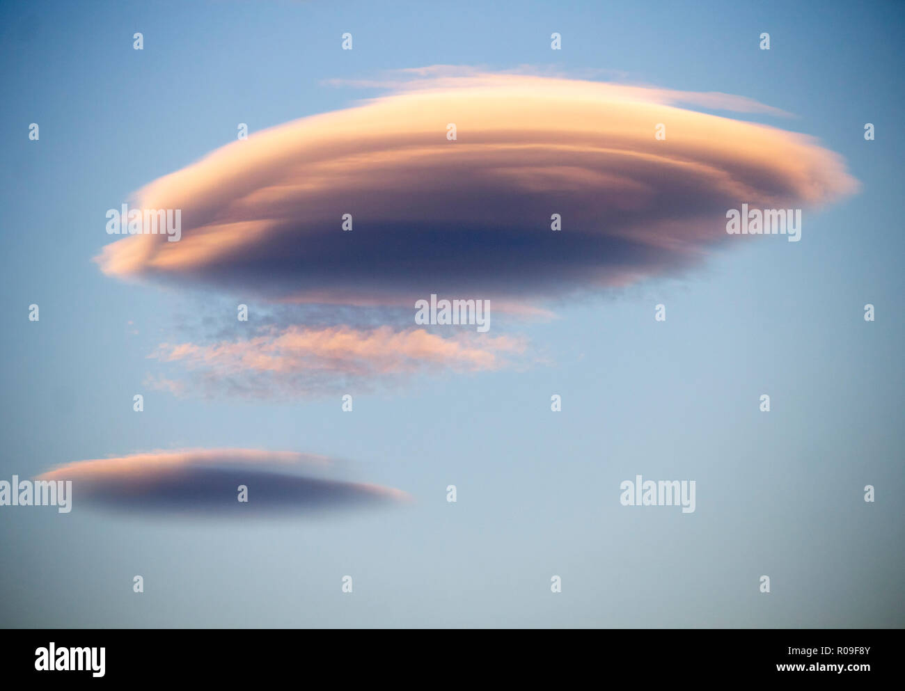 Lenticular clouds ( Altocumulus lenticularis ) UK Stock Photo - Alamy