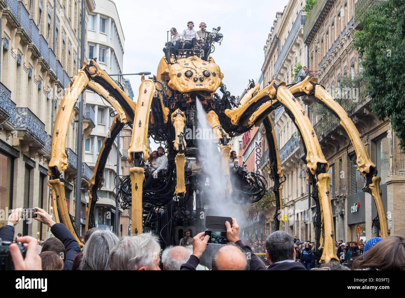A gigantic mechanical spider hi-res stock photography and images - Alamy