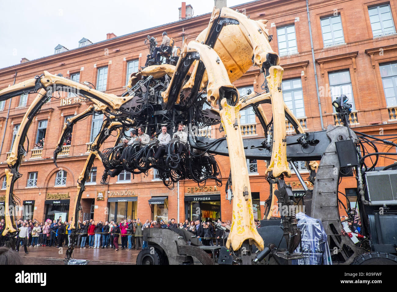 A gigantic mechanical spider hi-res stock photography and images - Alamy