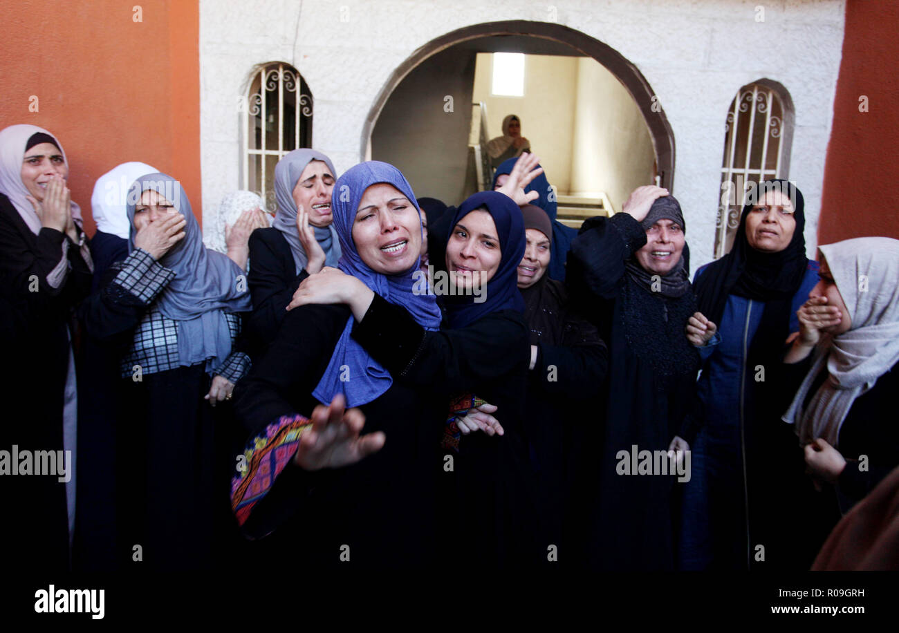 Gaza City, Gaza Strip, Palestinian Territory. 3rd Nov, 2018. Relatives ...