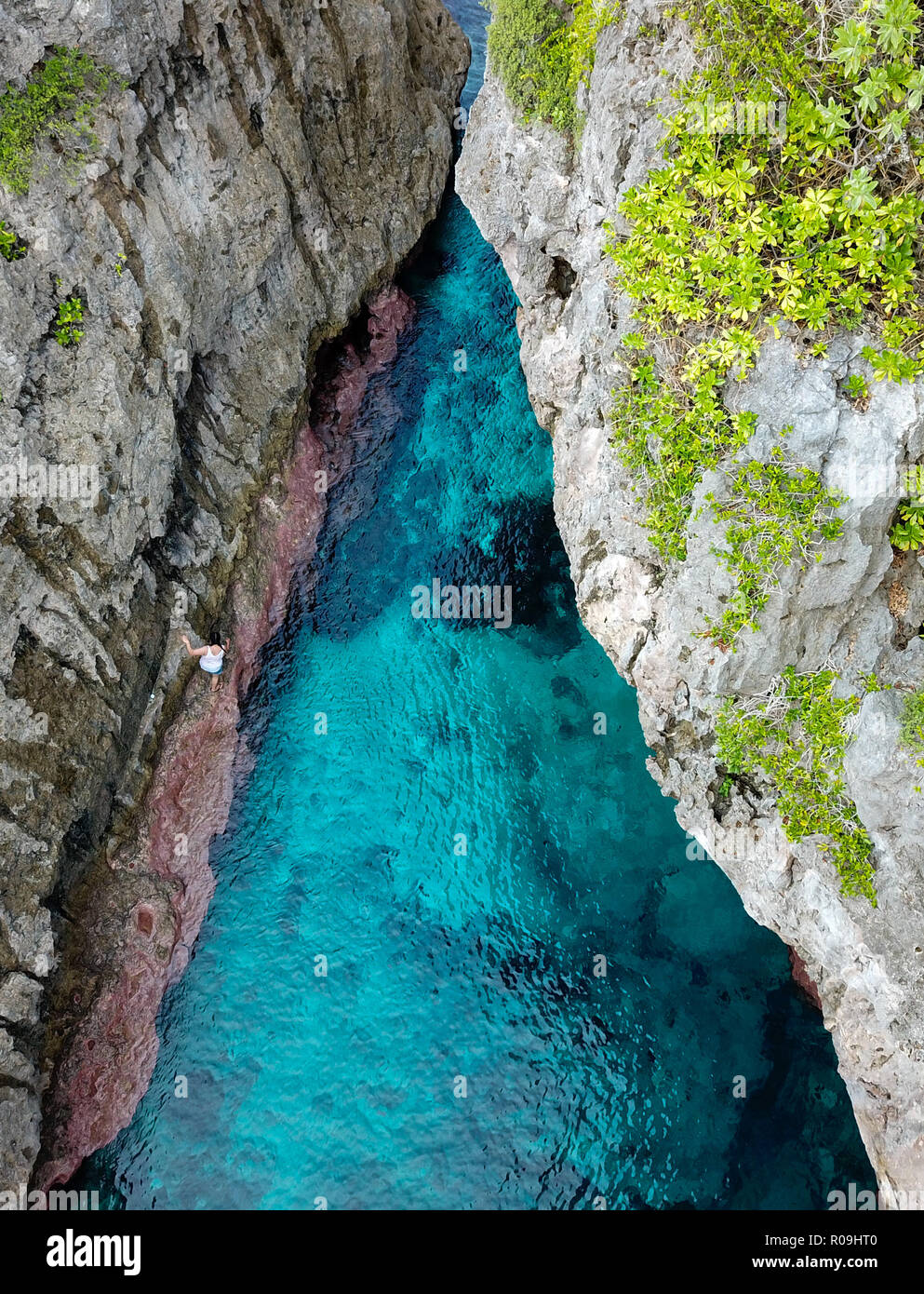 Alofi. 31st Oct, 2018. Photo taken on Oct. 31, 2018 shows a woman rock ...