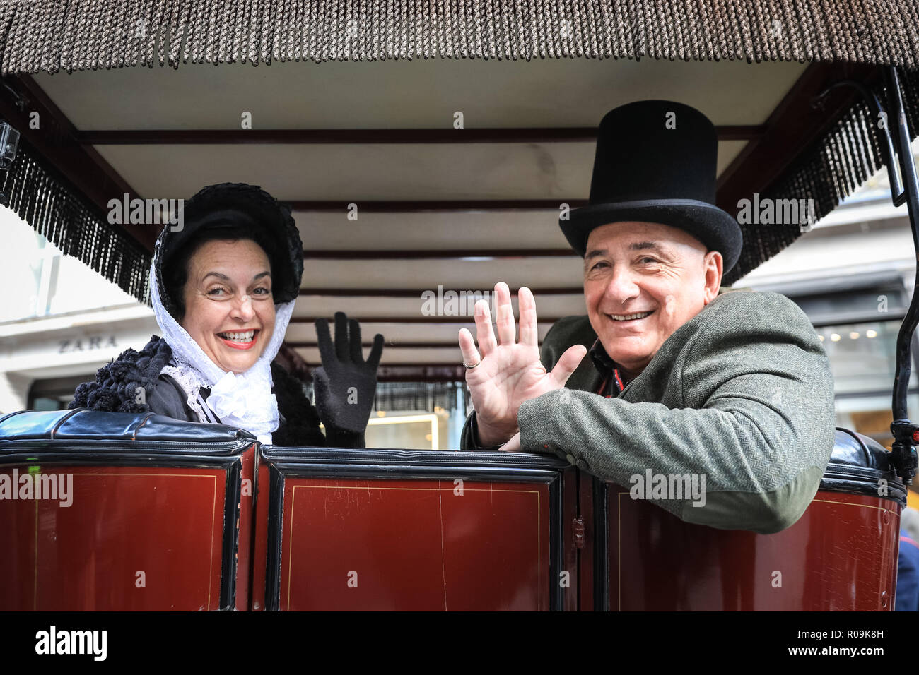 Regent Street, London, UK. 3rd Nov, 2018. Two people in Victorian ...