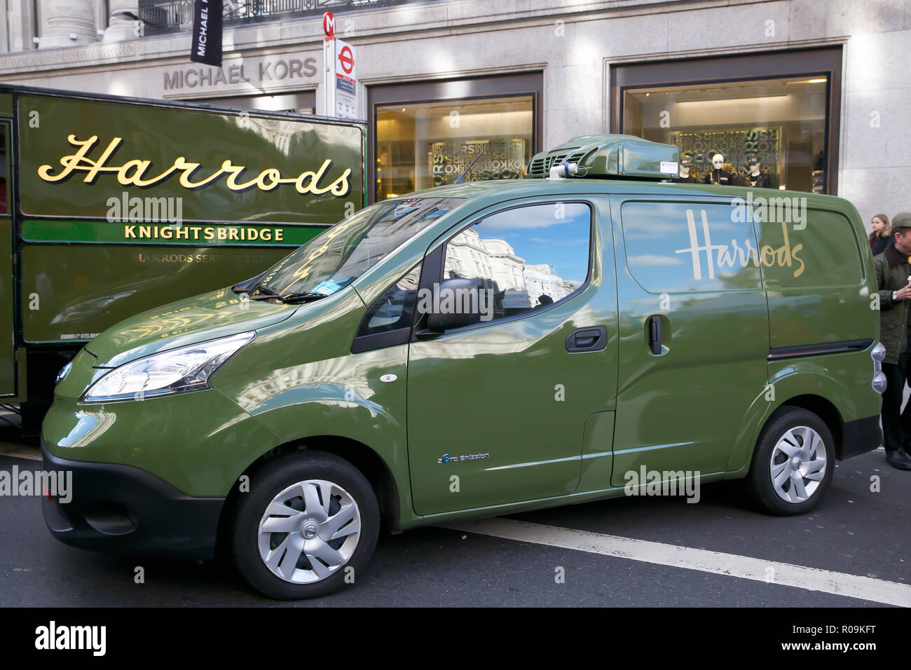 Harrods van hi-res stock photography and images - Alamy
