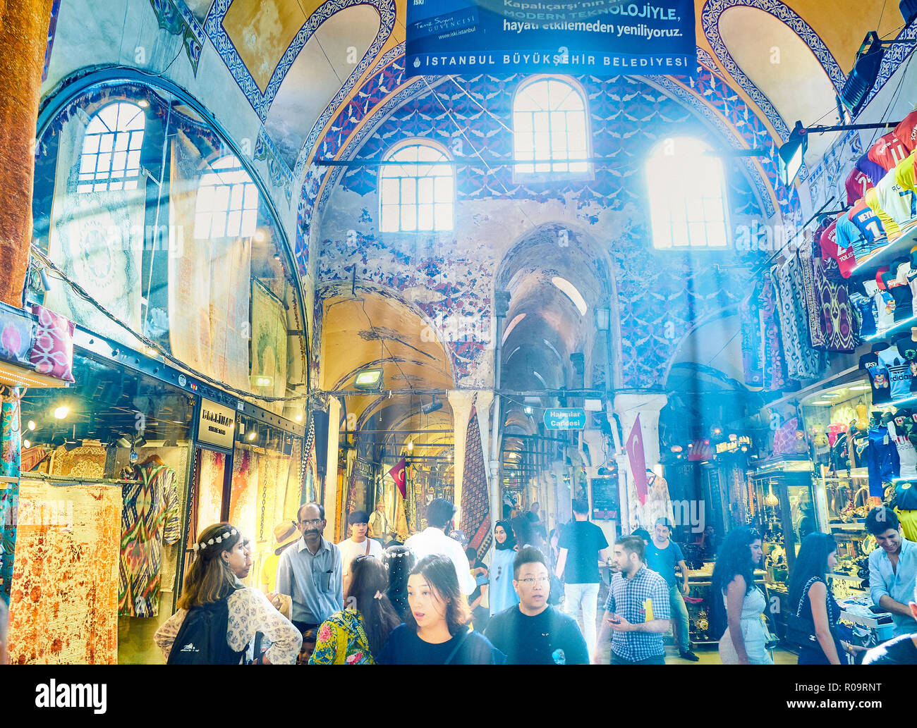 Citizens and tourists at the passageways of the Kapali Carsi, The Grand ...