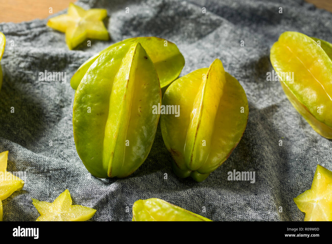 Healthy Raw Yellow Starfruit Ready to Eat Stock Photo - Alamy