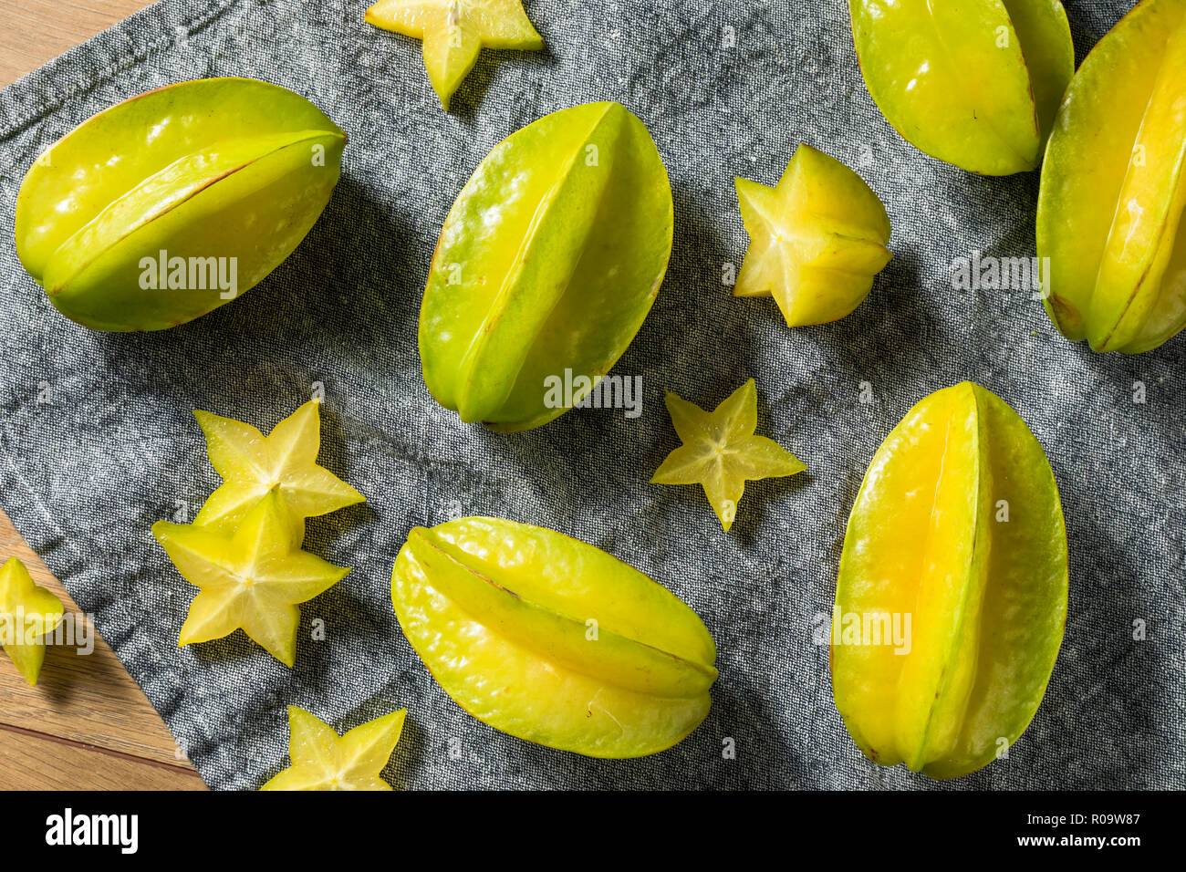 Healthy Raw Yellow Starfruit Ready to Eat Stock Photo - Alamy