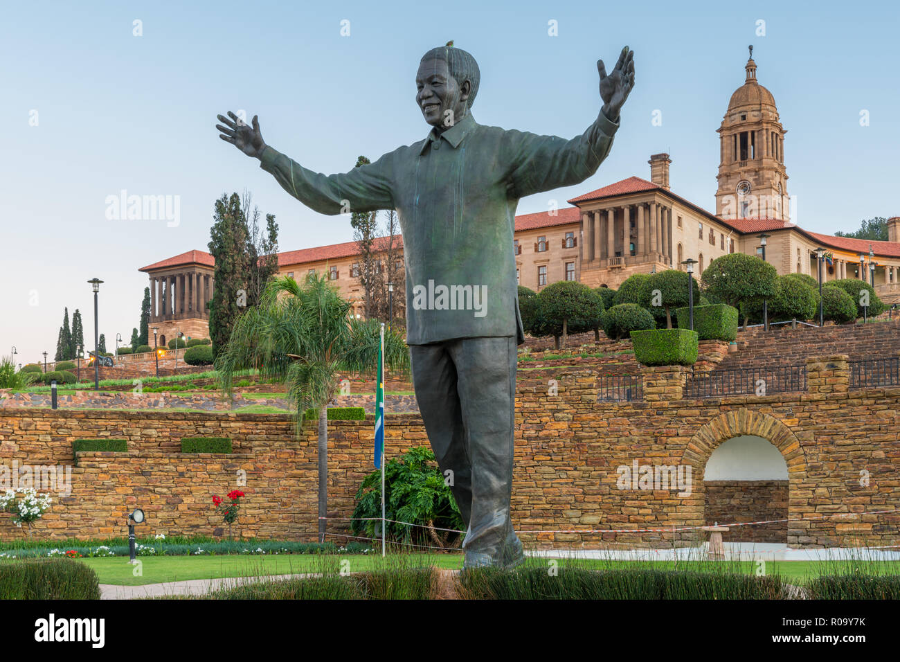 Nelson mandela statue union buildings hi-res stock photography and ...
