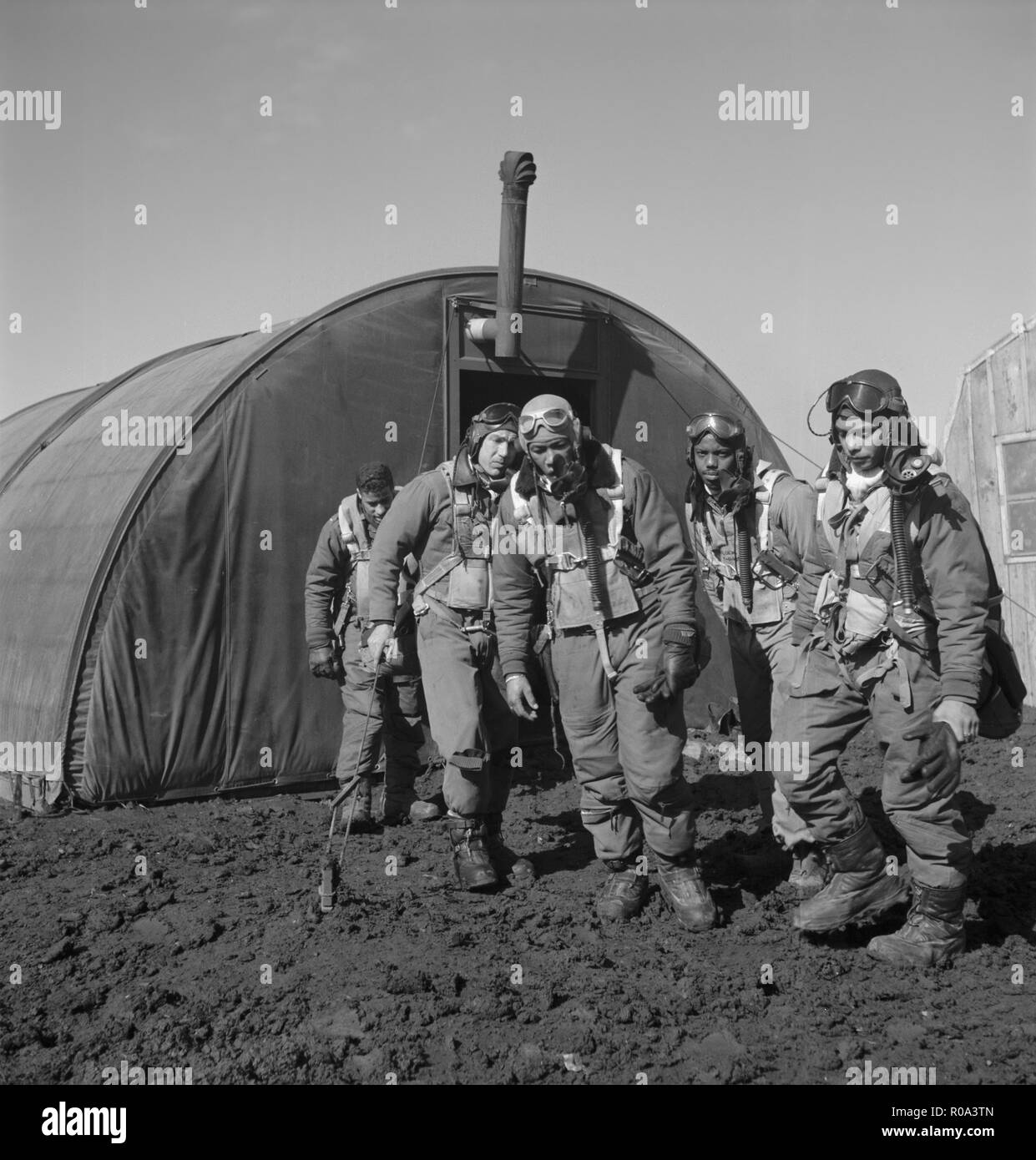 Airmen wwii parachute hi-res stock photography and images - Alamy