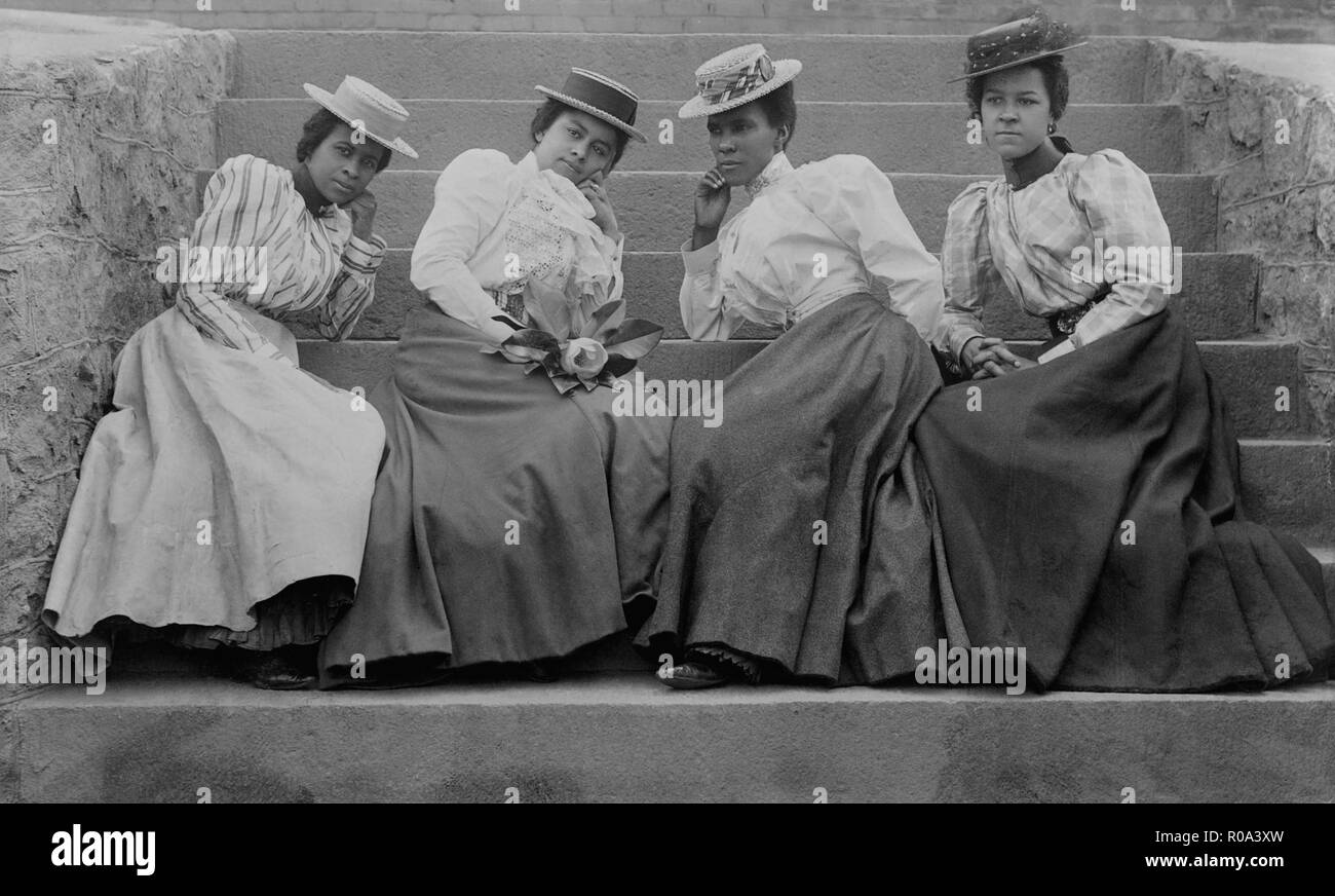 Women fashion 1900 hi-res stock photography and images - Alamy