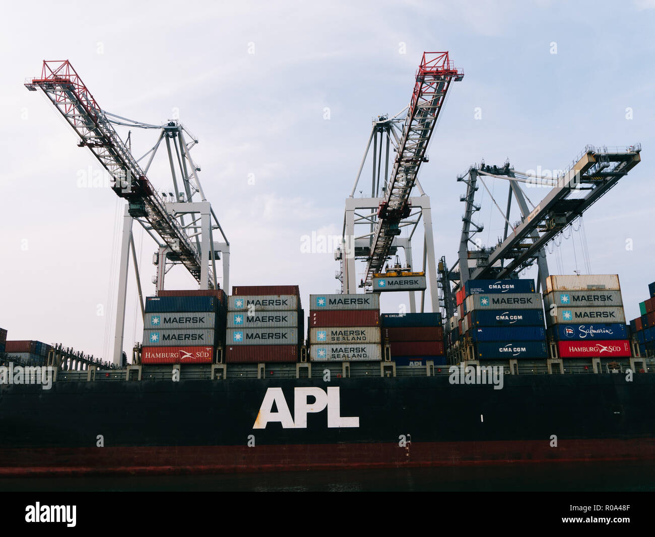 Ship berthed in southampton hi-res stock photography and images - Alamy