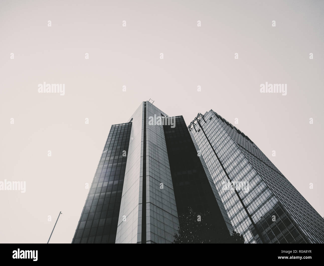 Office tower from low angle hi-res stock photography and images - Alamy