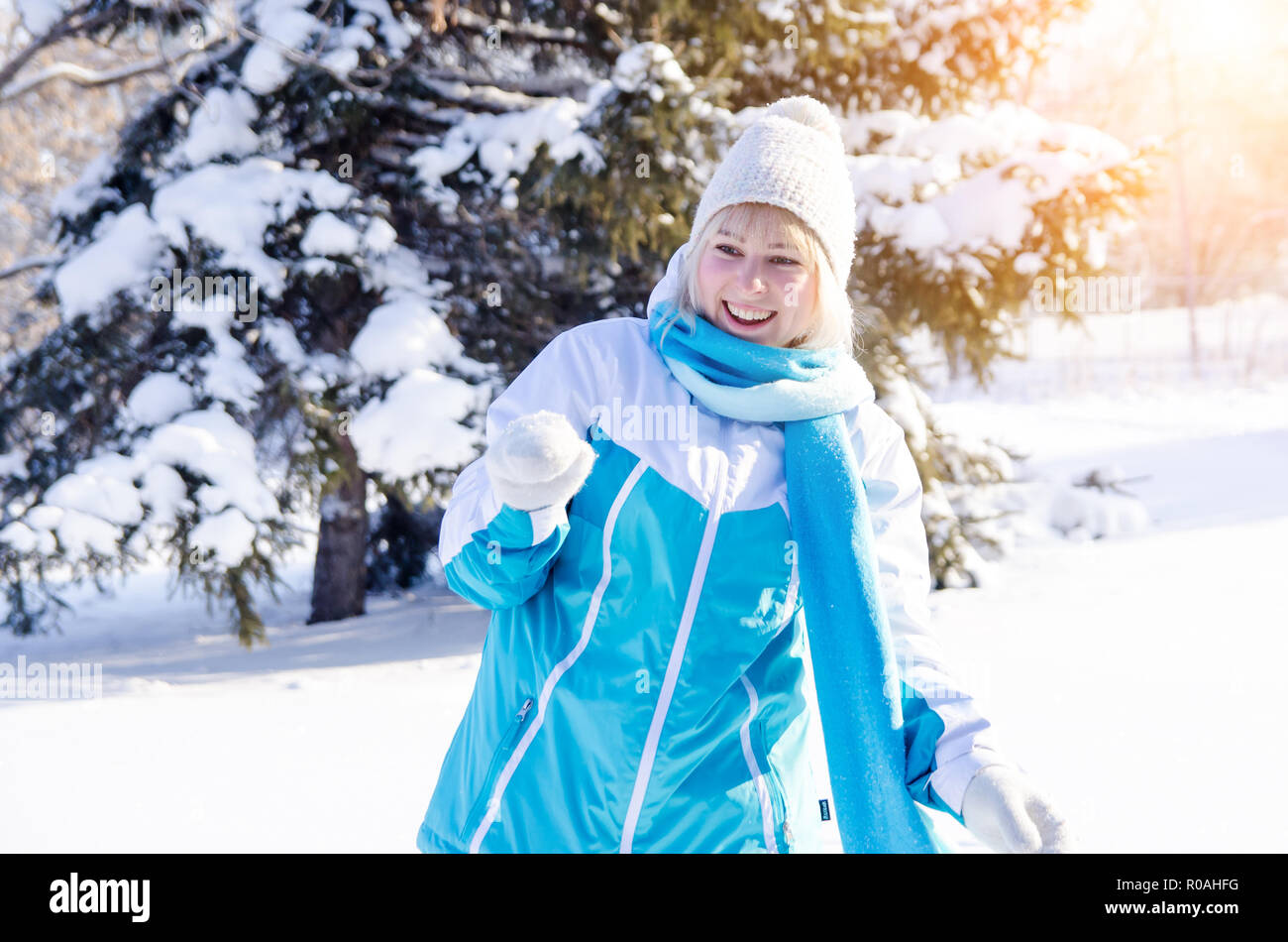 Playing snowballs hi-res stock photography and images - Alamy