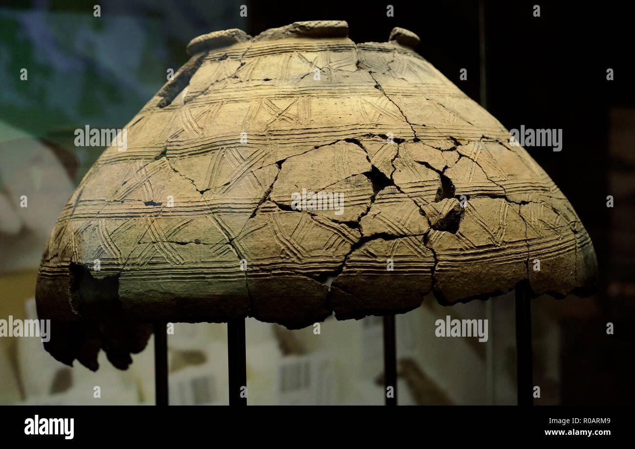 Pottery vessel hi-res stock photography and images - Alamy