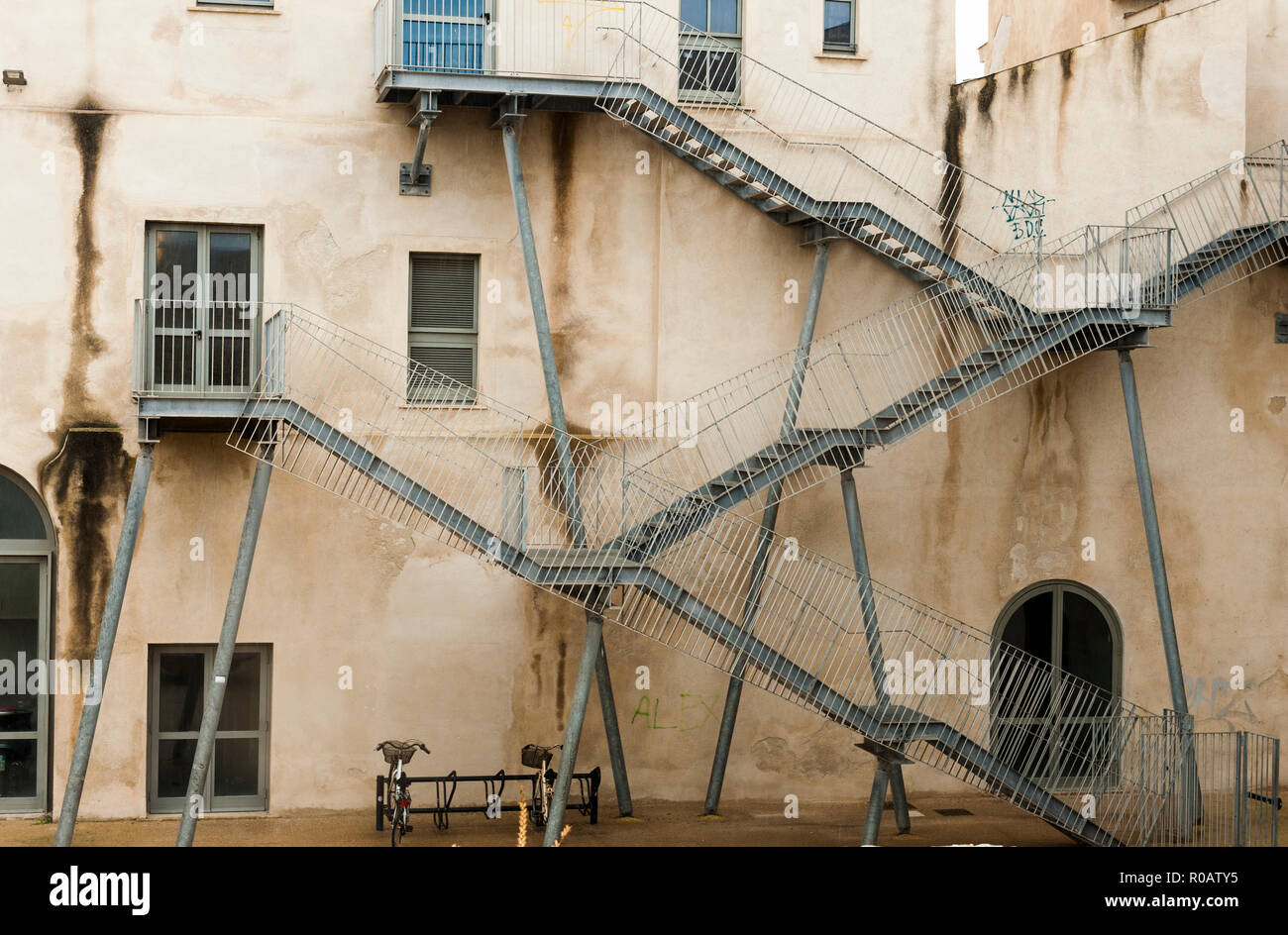 Wonky architecture hi-res stock photography and images - Alamy