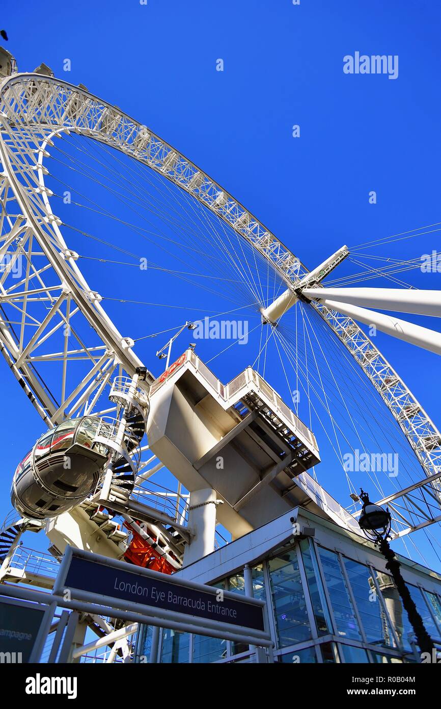 London, England, United Kingdom. The London Eye Ferris wheel on the ...