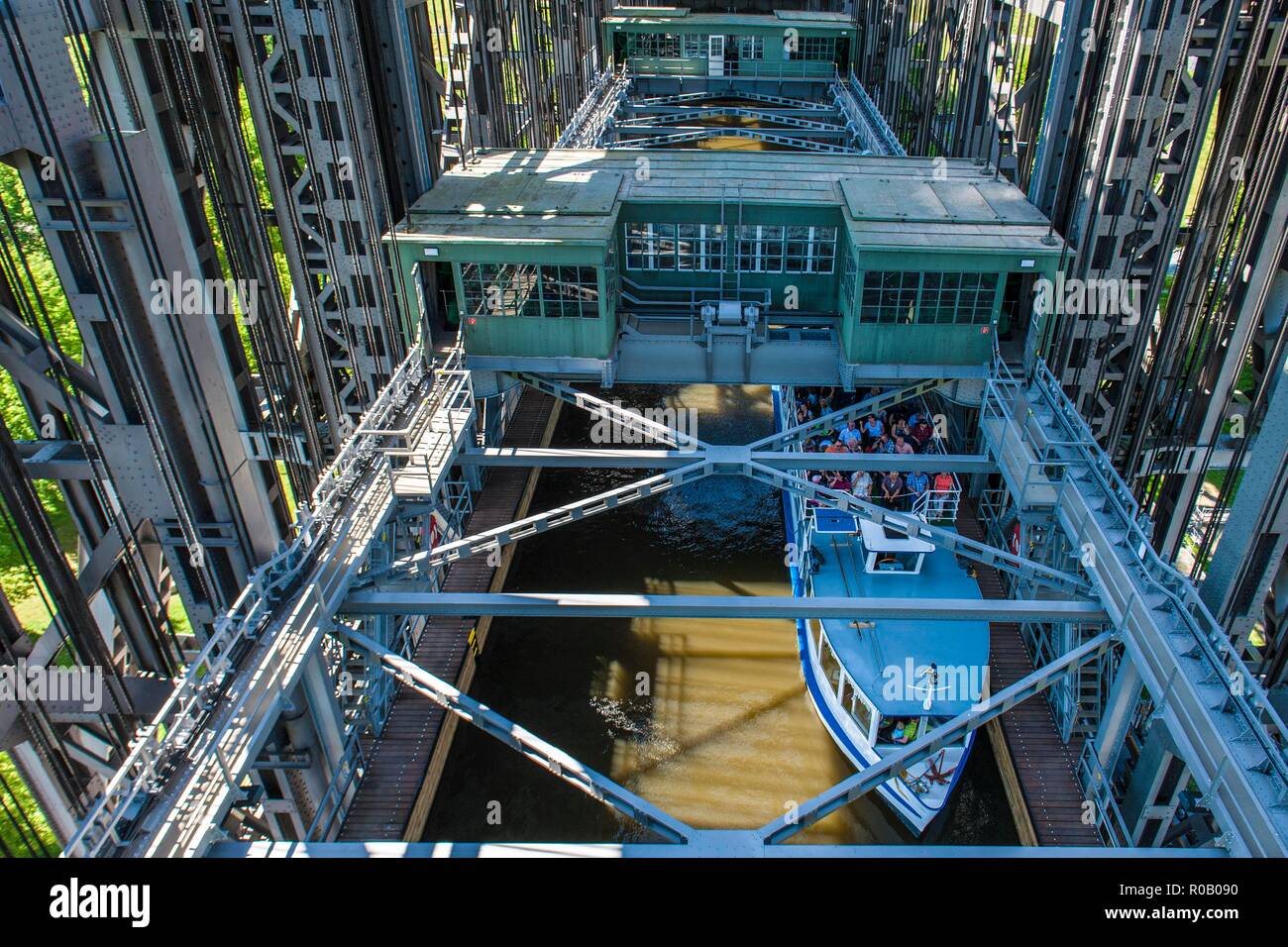 Ship lift hi-res stock photography and images - Alamy