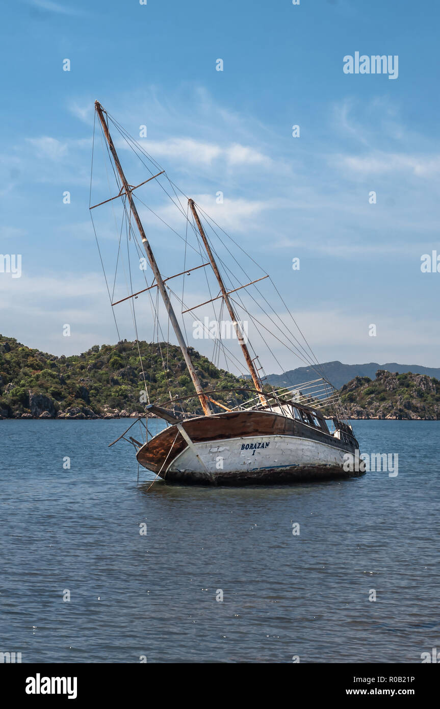 Shipwrecked sailboat hi-res stock photography and images - Alamy