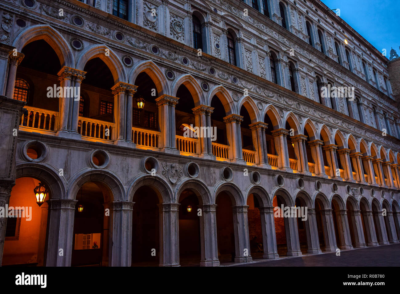 Repeating arches hi-res stock photography and images - Alamy