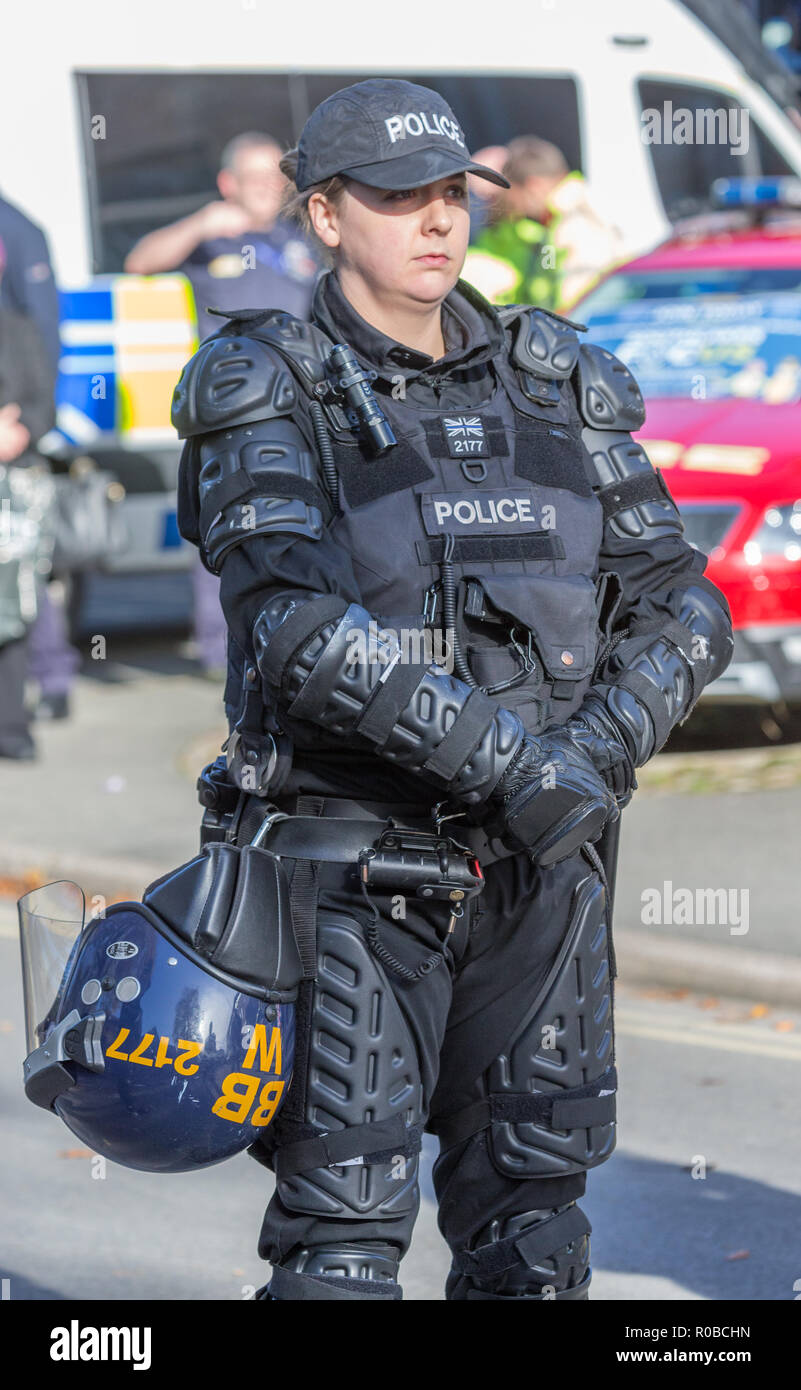 Black police woman body armour hi-res stock photography and images - Alamy