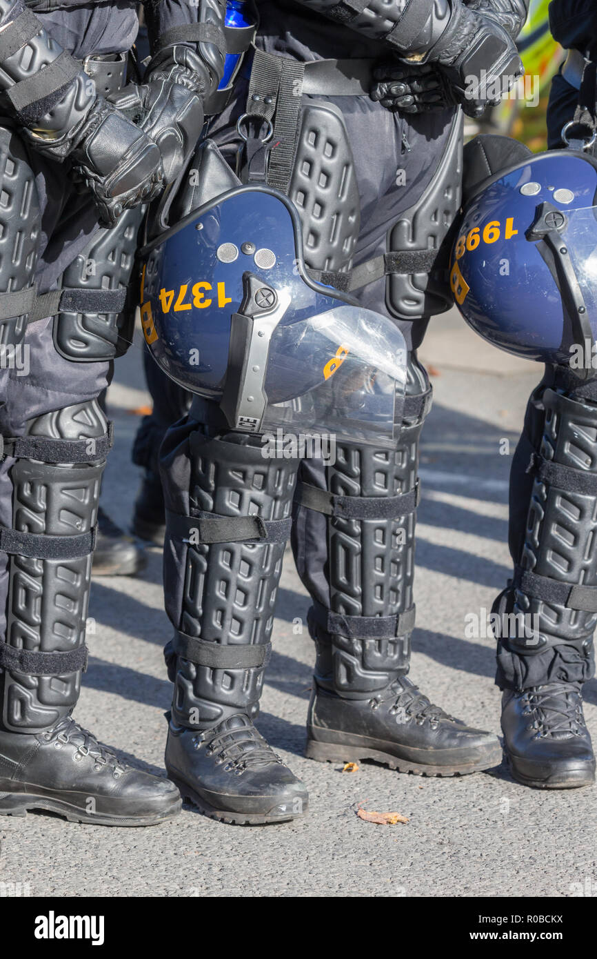 Black police woman body armour hi-res stock photography and images - Alamy