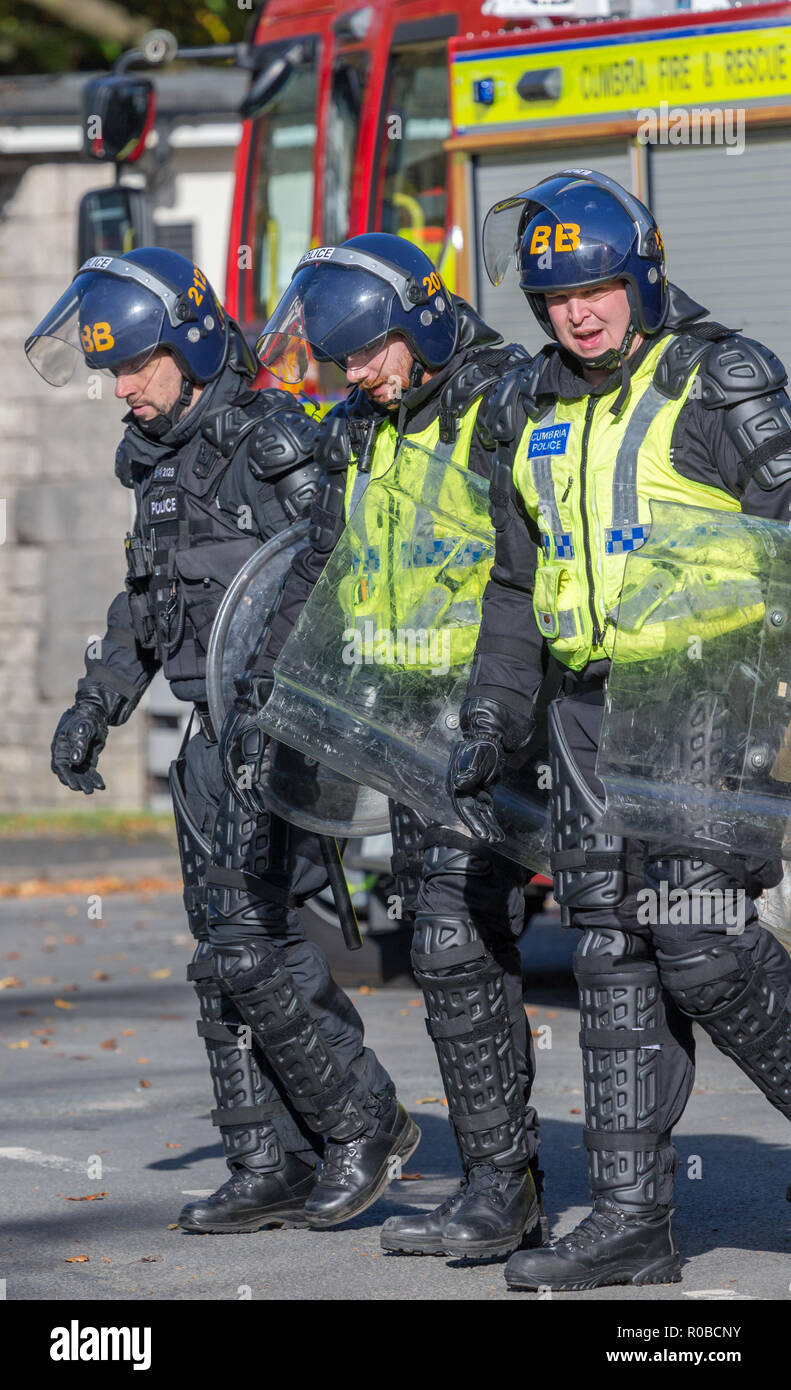 Black police woman body armour hi-res stock photography and images - Alamy