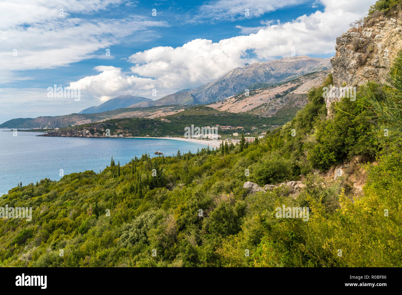 die albanische Riviera und Livadhi Beach bei Himara, Albanien, Europa ...