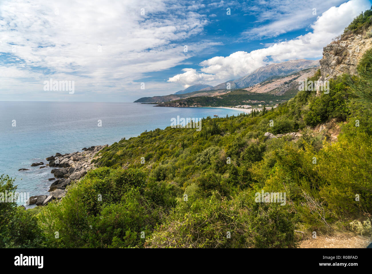 die albanische Riviera und Livadhi Beach bei Himara, Albanien, Europa ...