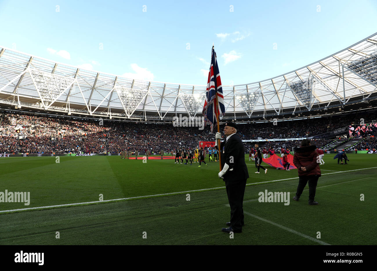 Premier league match london stadium hi-res stock photography and images ...